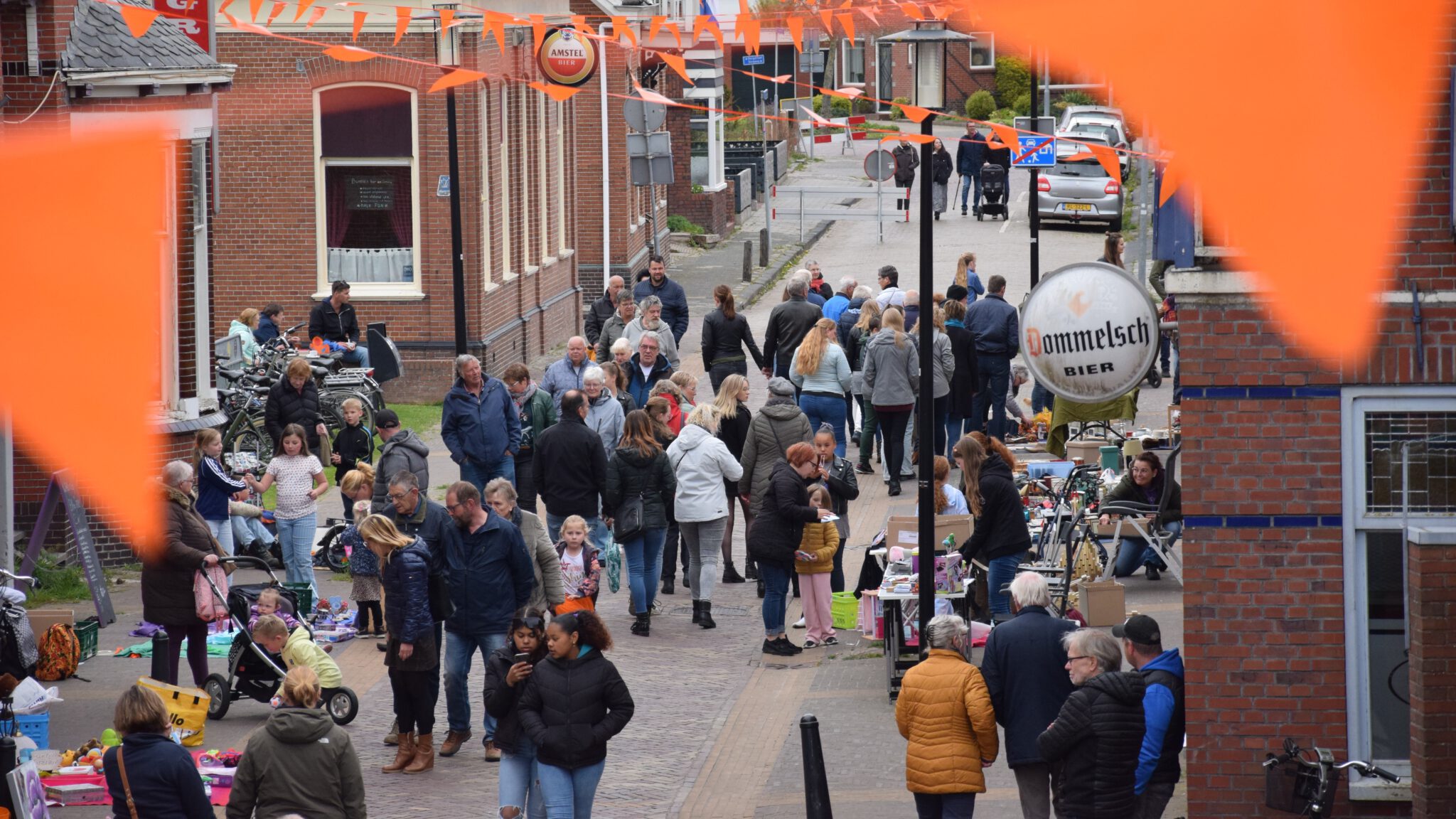 Koningsdag in Uithuizen: vrijmarkt, kinderactiviteiten en live muziek