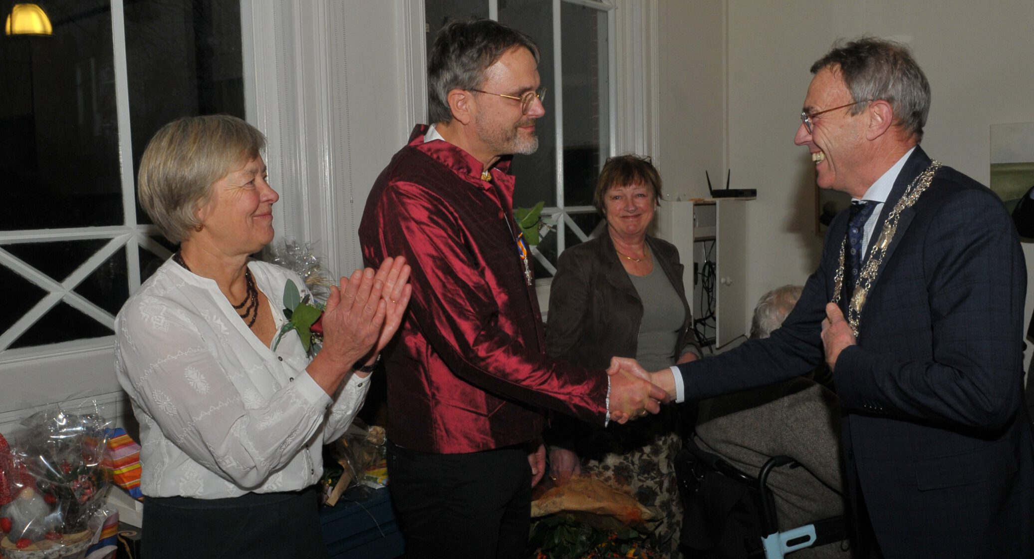 Vertrekkend huisarts Bob Meijer uit Warffum onderscheiden met Ridderschap